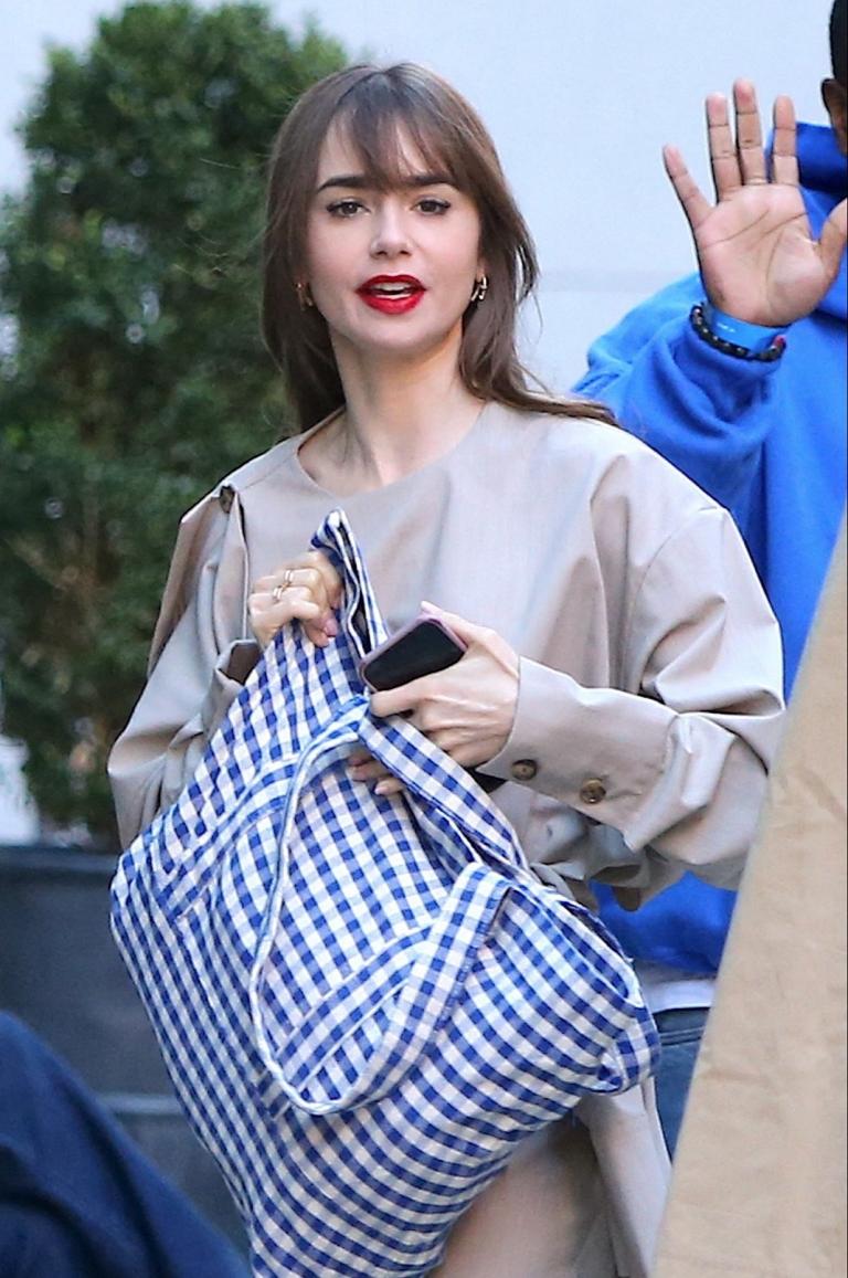 Η πρωταγωνίστρια του Emily in Paris με τσάντα Mango στη Νέα Υόρκη | BOVARY